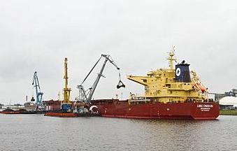 Ship bigger than Panamax is served in Riga Port :: The Baltic Course ...